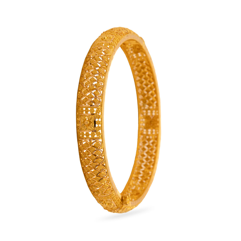 Buy Traditional Filigree Gold Bangle at Best Price | Tanishq US